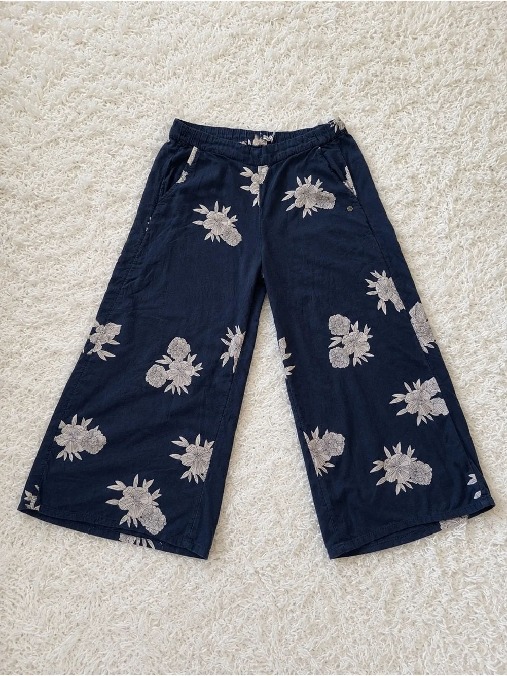 Roxy | Pants & Jumpsuits | Roxy Navy Floral Wide Leg Cropped Pants Boho ...